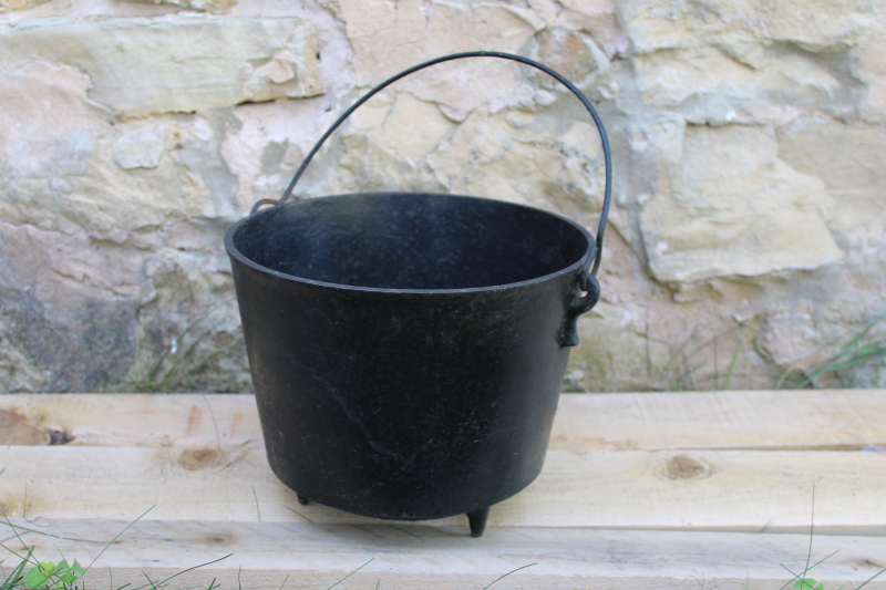 Old Antique Cast Iron Kettle Three Legged Cooking Pot Witchs Cauldron W Handle